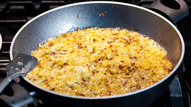 The best type of pan for caramelizing onions
