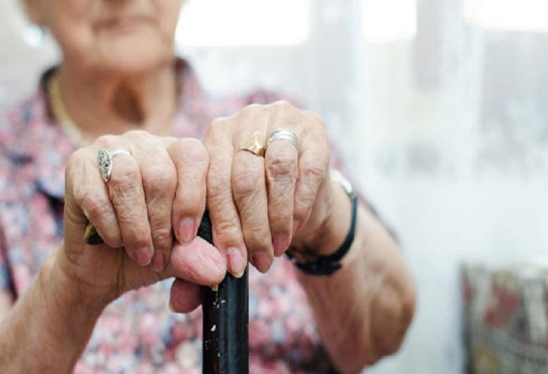 Κακοποίηση 82χρονης στη Χίο: Επί 10 λεπτά χτυπούσε την ηλικιωμένη που ...