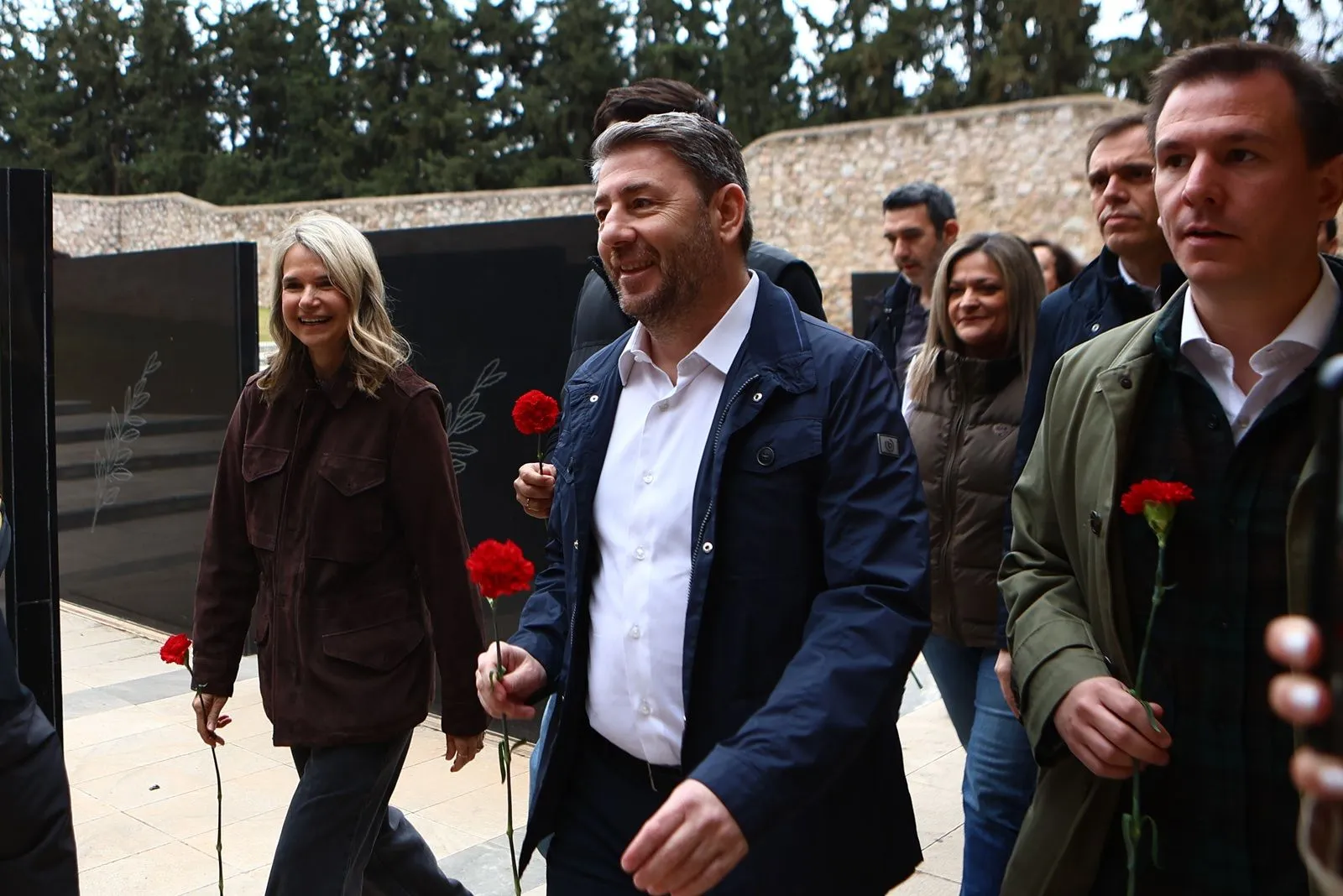 Το Μνημείο, η (άλλη) φωτογραφία και ο θρασύτατος Άδωνις…