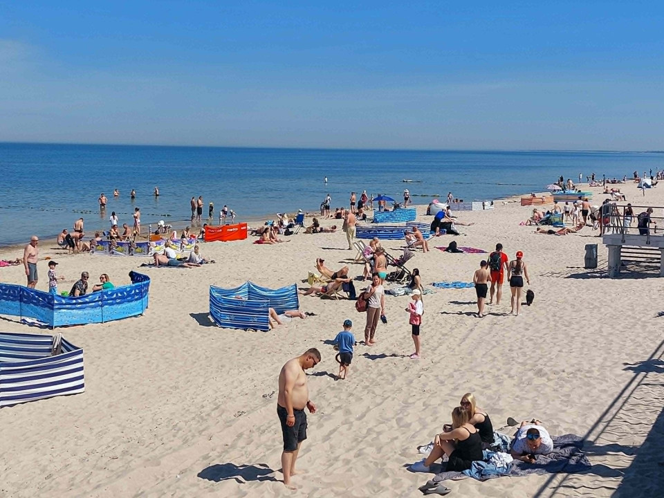 Piękne niedzielne popołudnie w Sarbinowie. Nad morze przyjechały tłumy ...