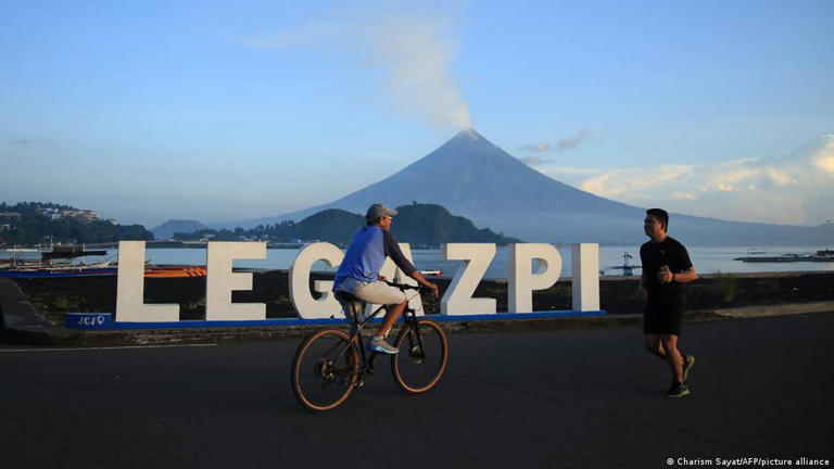 Philippines' Mayon volcano spews ash — pictures