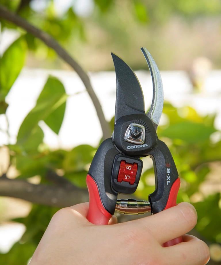 The Corona FlexDIAL ComfortGEL bypass pruner brings versatility and ...