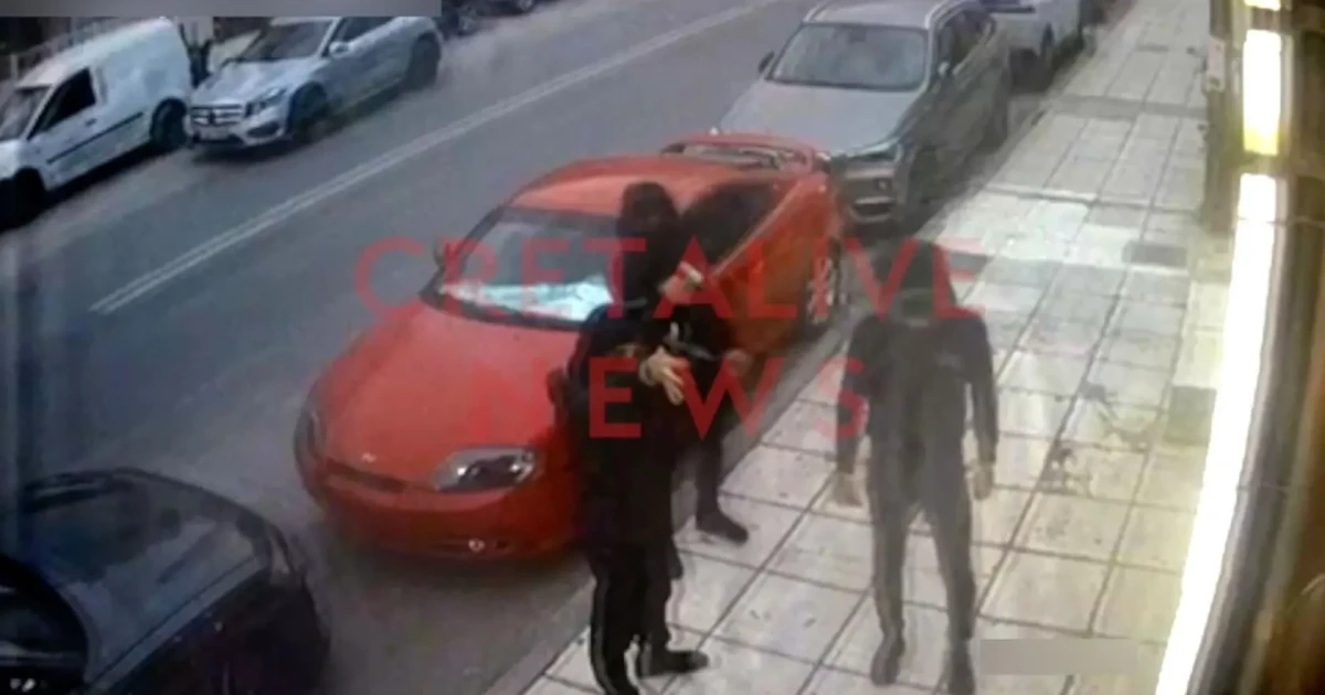 Παραδόθηκε 18χρονος για το άγριο επεισόδιο με όπλο και μαχαίρι σε μπαρ ...