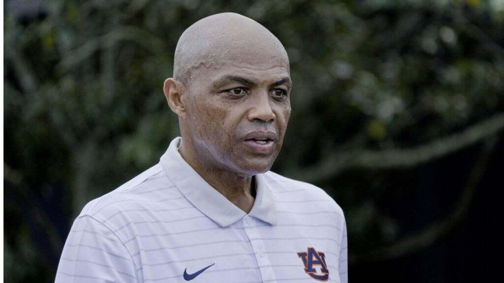 Charles Barkley reacts in disgust to Magic’s bizarre pregame routine