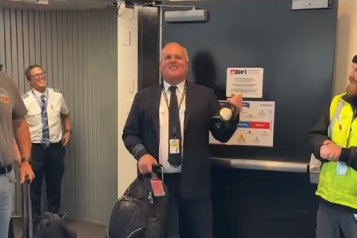 Spirit pilot honored after last flight before retirement was canceled