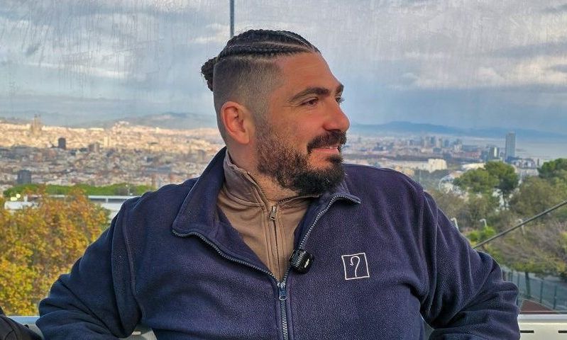 Από τις μαντινάδες στα φάντο: Ένας Κρητικός ανακαλύπτει τη μουσική της ...