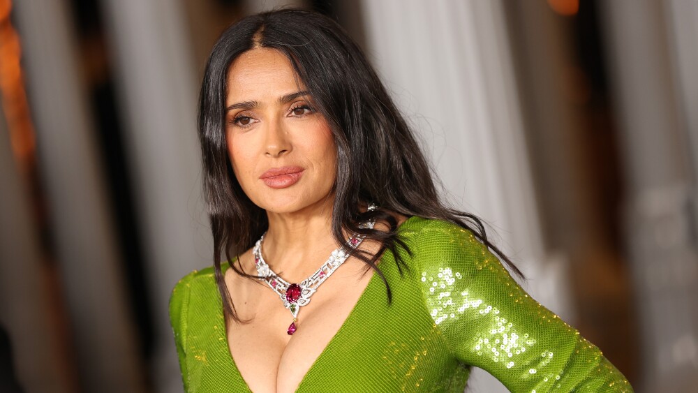 Salma Hayek y el audaz peinado con efecto lifting que rejuvenece el ...
