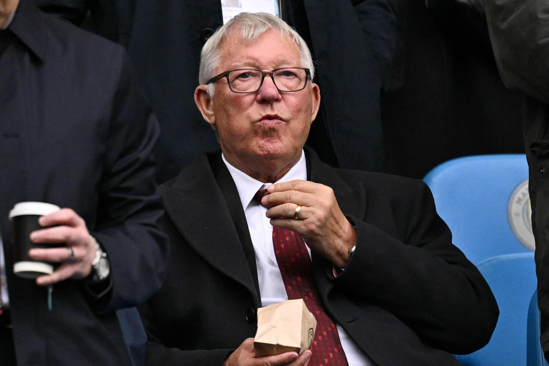 ManU-Legende Alex Ferguson aus Stadion ins Krankenhaus gebracht