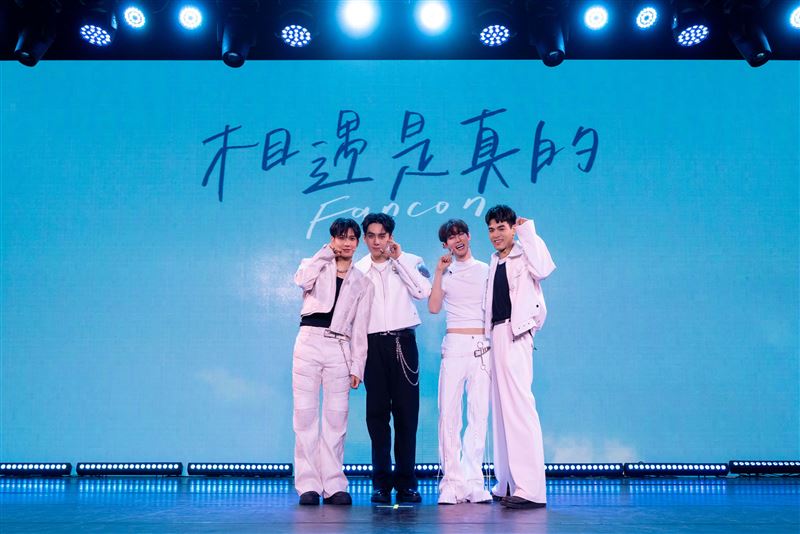 夏和熙玩遊戲勝負欲爆發! 當眾突襲「親上楊翹碩」BL CP粉全瘋了