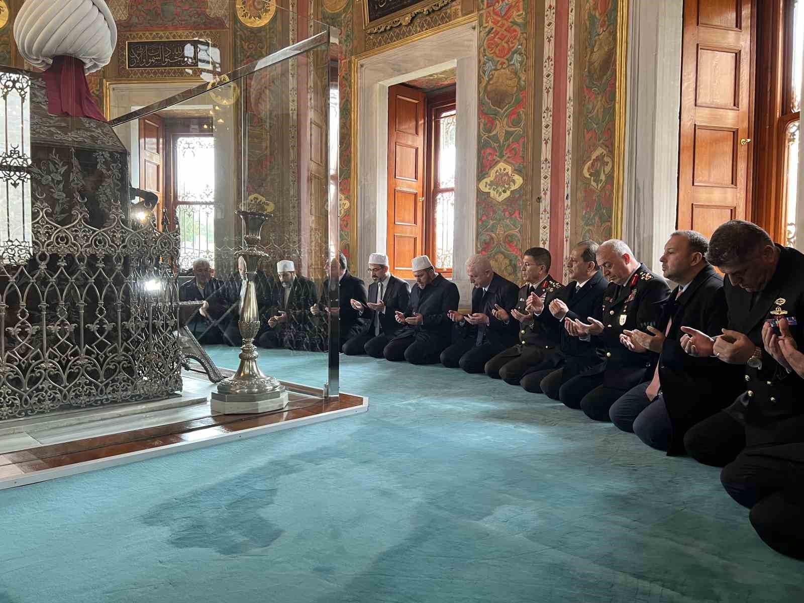 Fatih Sultan Mehmet Han vefatının 545’inci yıldönümünde kabri başında ...