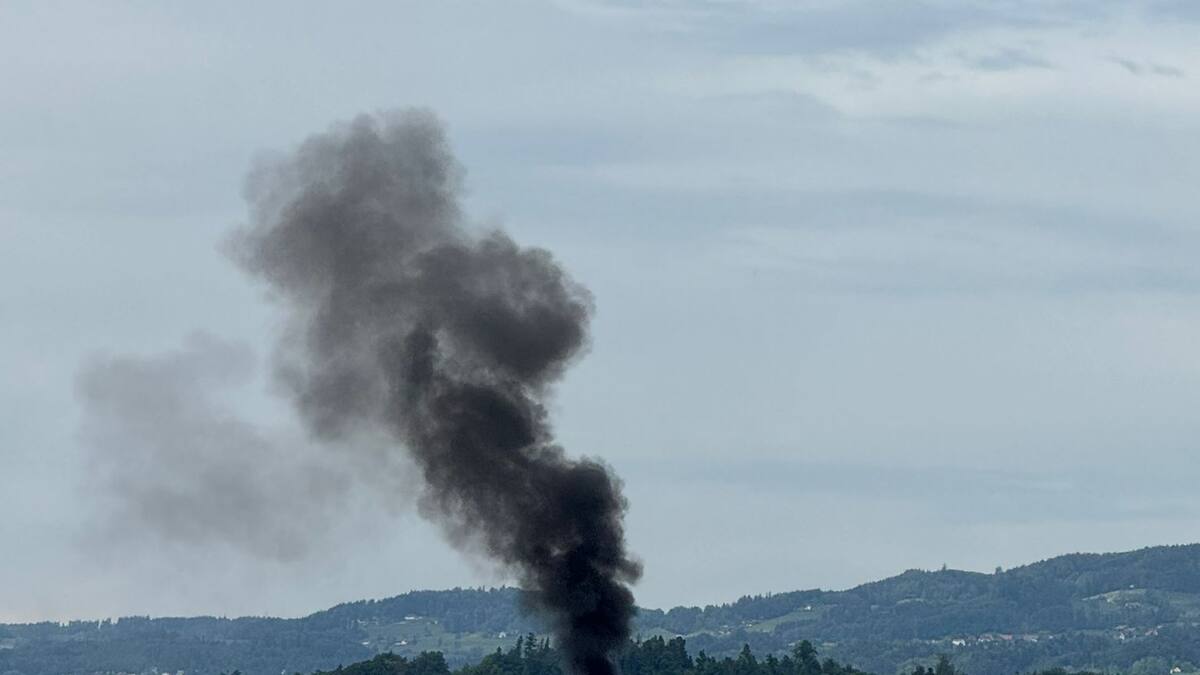 Dicke Rauchwolken: Boot steht auf dem Zürichsee in Vollbrand