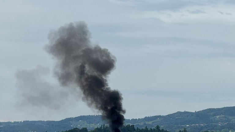 Dicke Rauchwolken: Boot steht auf dem Zürichsee in Vollbrand