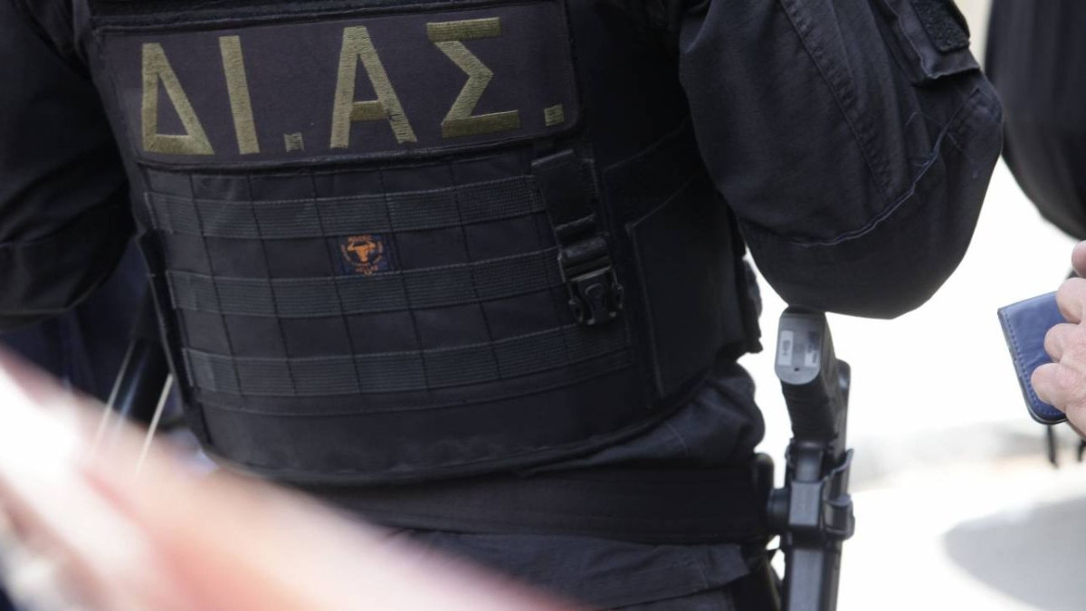 Αγία Βαρβάρα: Συνελήφθη 25χρονος για ληστείες οδηγών ταξί: Τους έσφιγγε ...