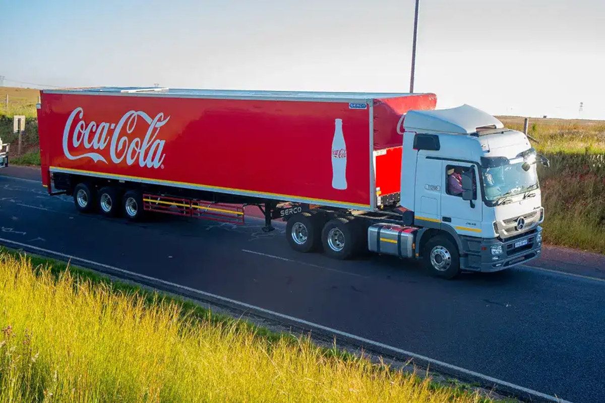 Coca-Cola truck looted on Van Reenen’s Pass – watch