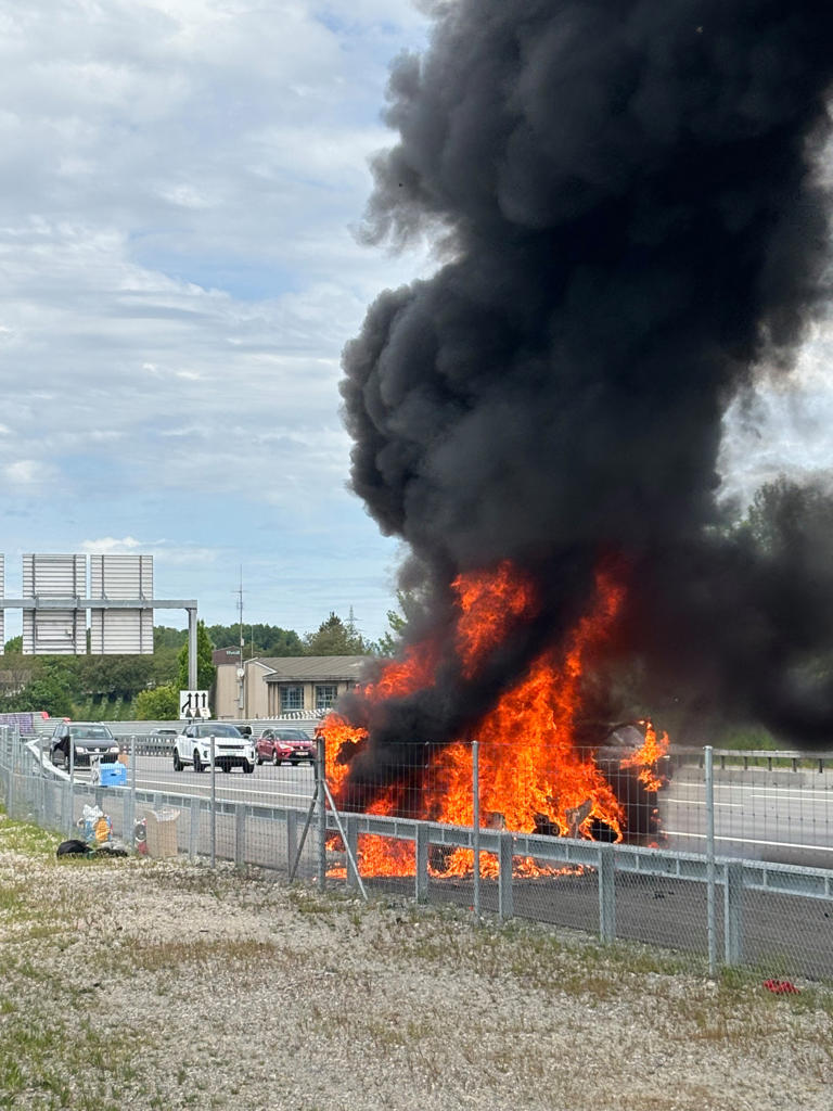 Auto brennt auf Autobahn bei Wankdorf aus