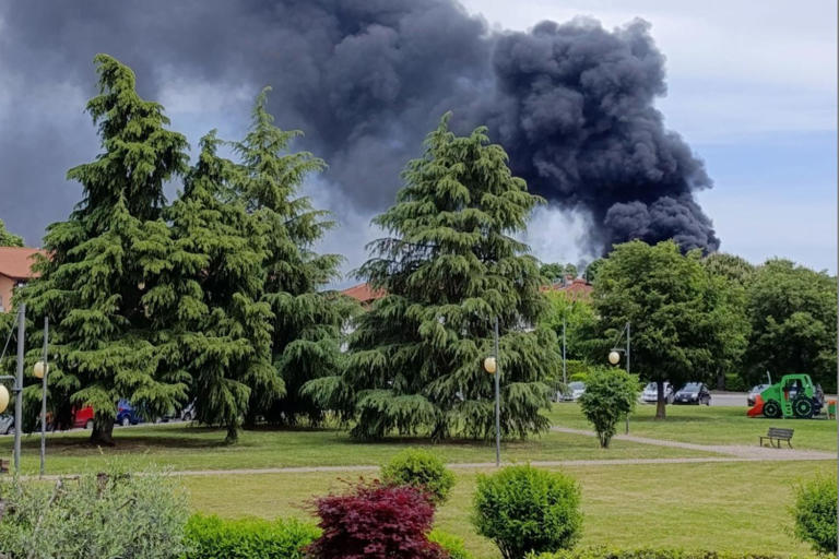 Incendio a Dalmine, fiamme in una palazzina e colonna di fumo nero ...