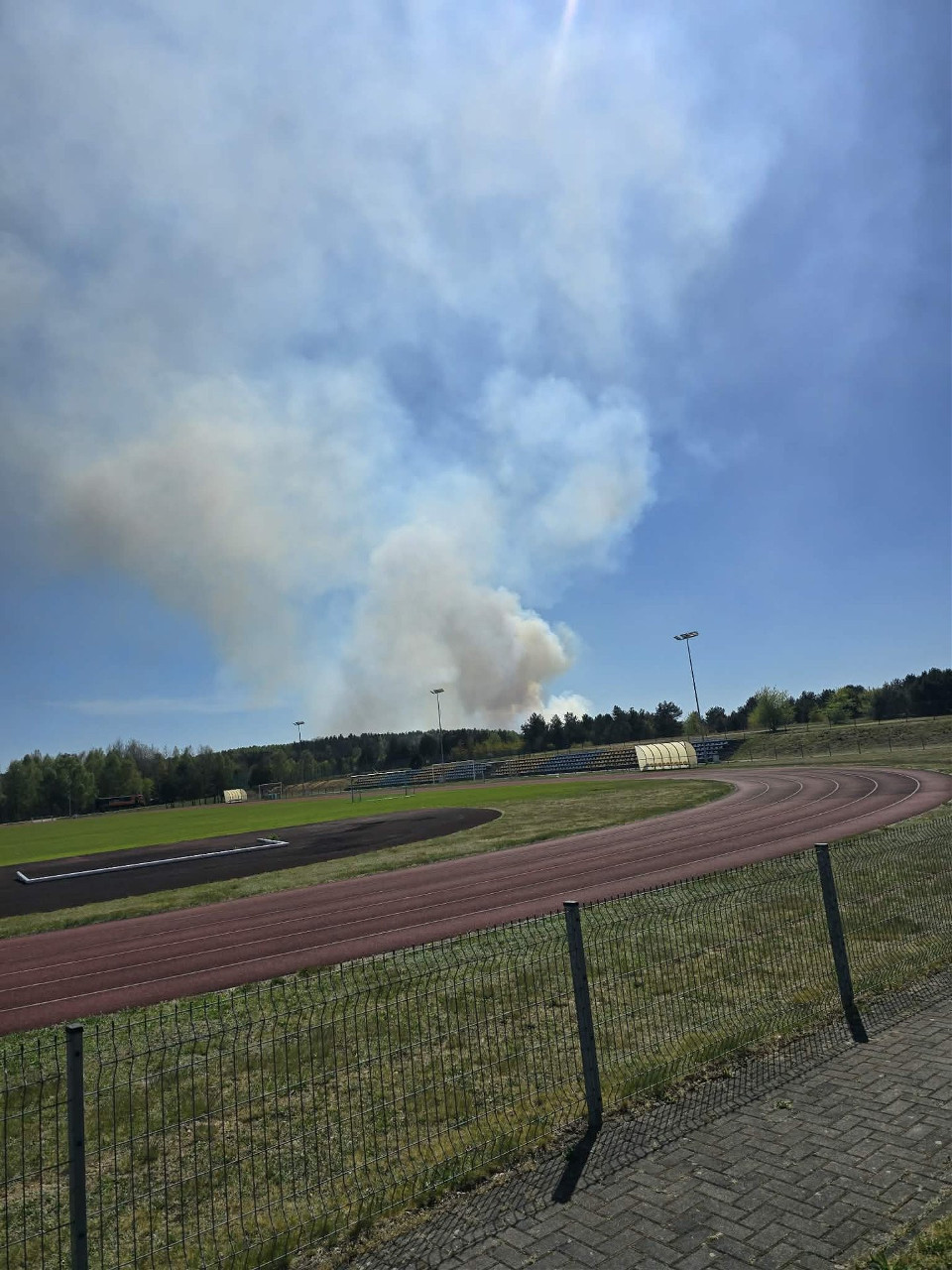 Pożar lasu w Hutkach. Płonie 10 hektarów. W akcji blisko 30 zastępów ...
