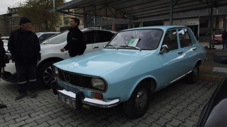 Sevenlerini başına topladı: 1974 model meşhur otomobil bakın kaç liraya ...