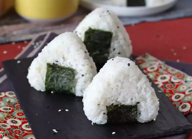 Onigiri de atún, el pequeño sándwich de arroz japonés - おにぎり