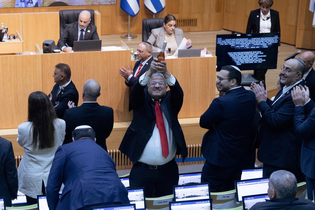 Israeli minister served golden death penalty noose birthday cake