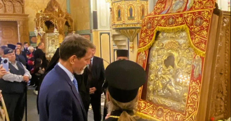 Μεσολόγγι: Ο Παύλος Ντε Γκρες με σεβασμό μπροστά στην εικόνα «Άξιον Εστί»
