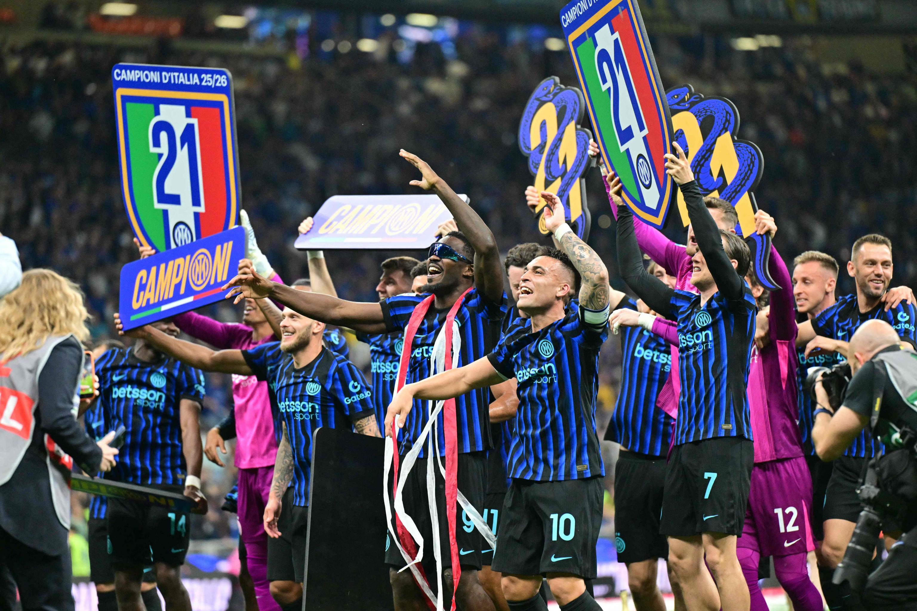 Festa Inter, le reazioni. Il club festeggia sui social: “Siamo campioni ...
