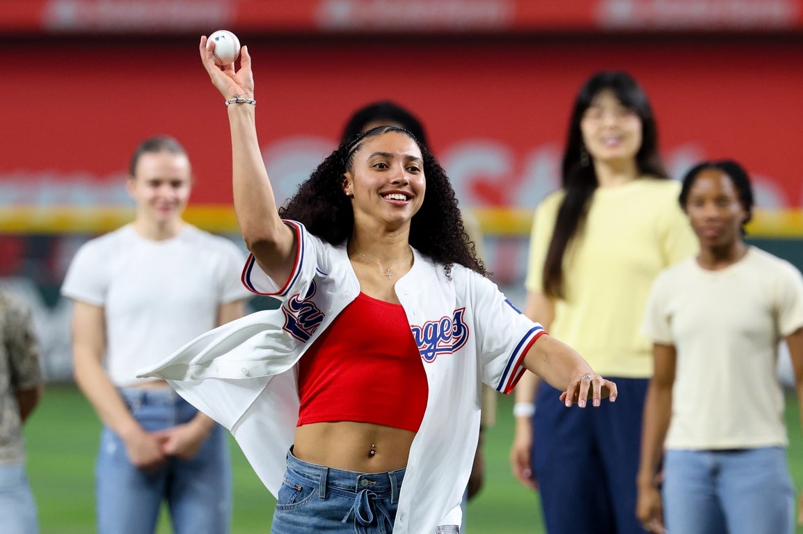 Stars and celebrities steal the spotlight with ceremonial first pitches ...