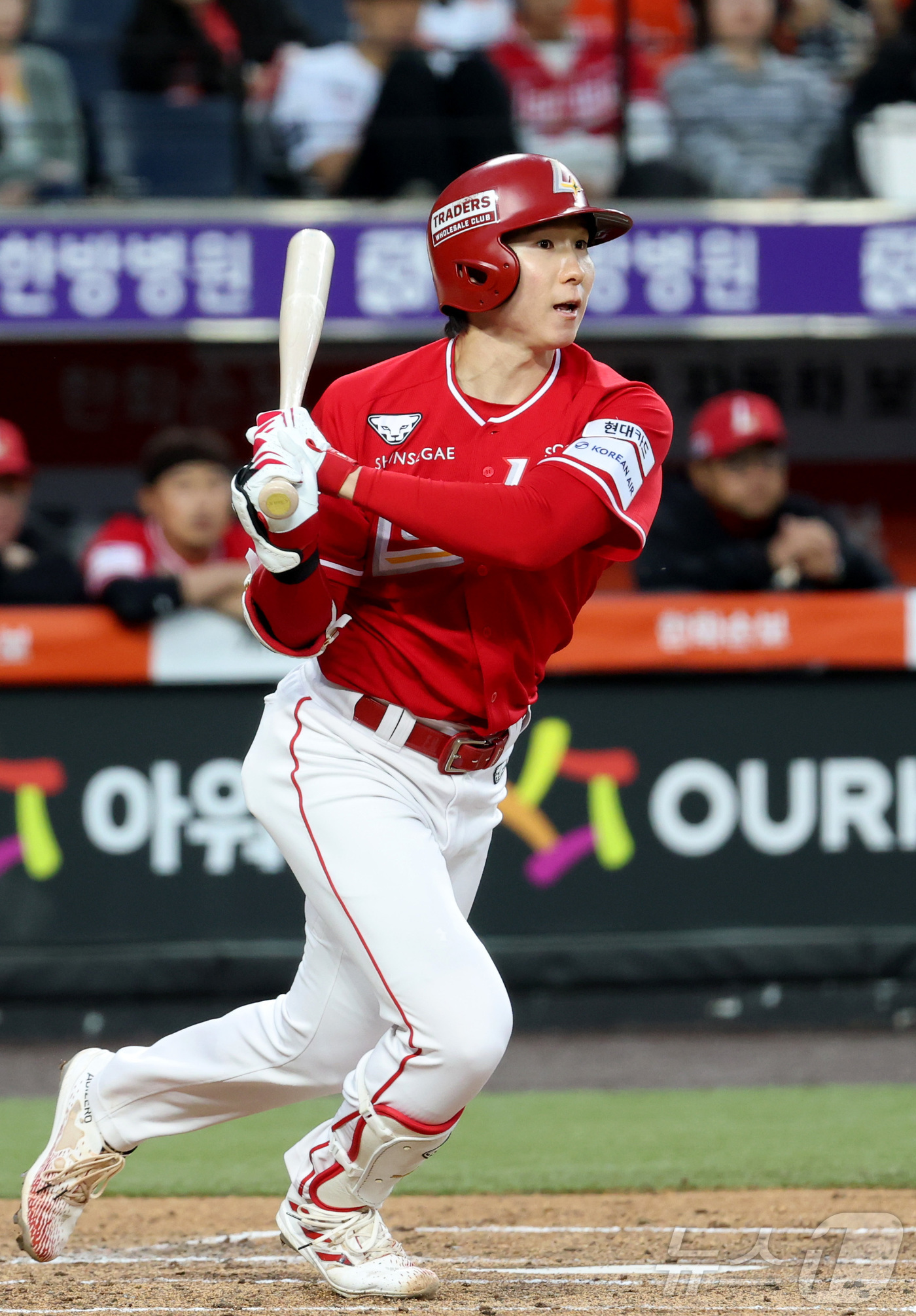 '개막 22경기 연속 안타 新' SSG 박성한, 데뷔 첫 월간 MVP 도전