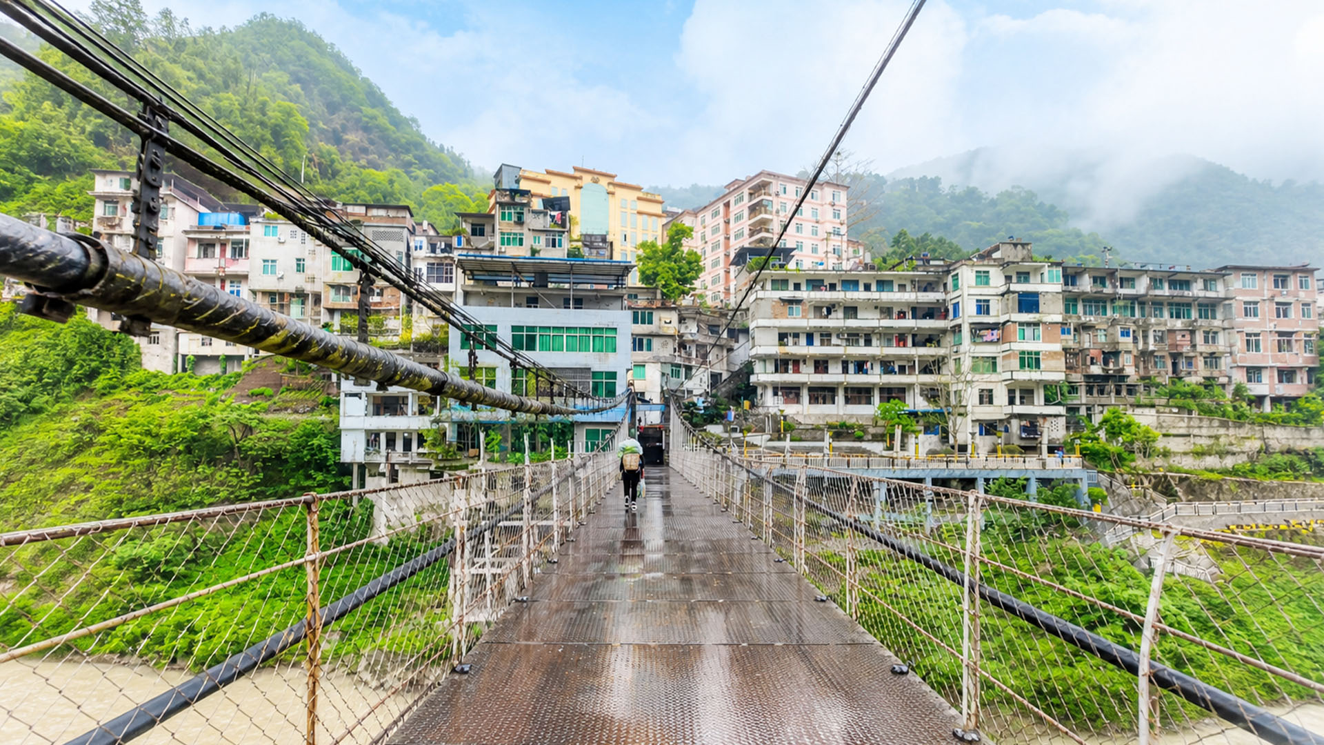 This riverside city in China stretches narrowly along mountain terrain