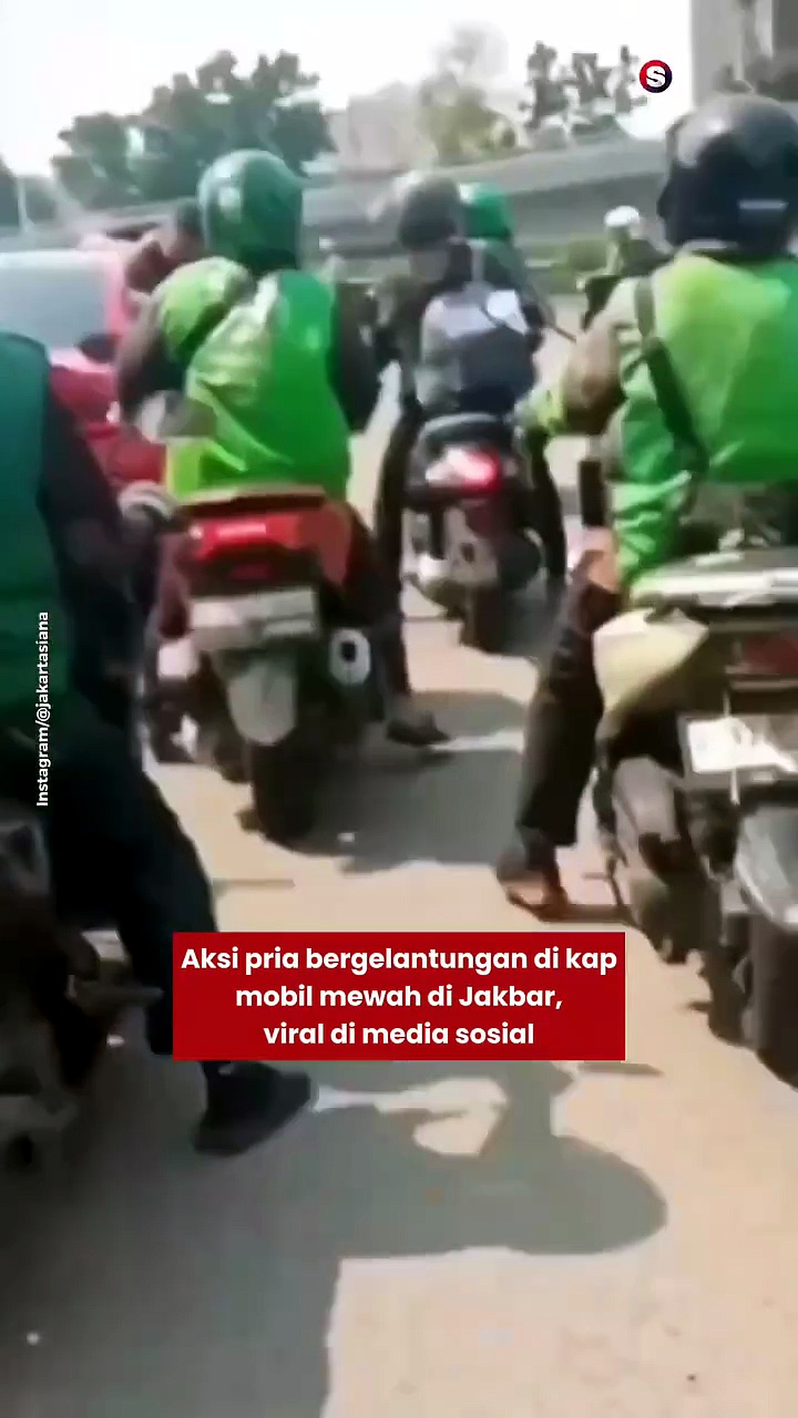 Viral pria nemplok di kap mobil mewah di jalanan Jakbar, teriak minta ...