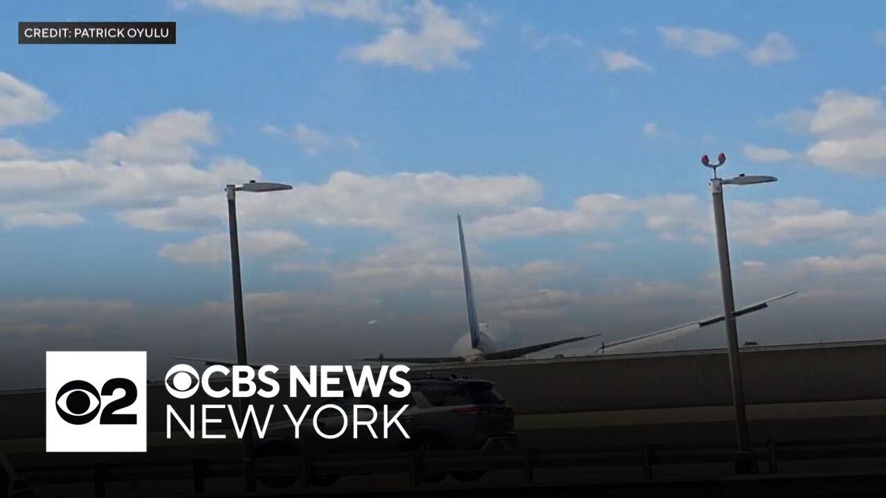 United plane landing at Newark Liberty Airport strikes light pole on NJ ...