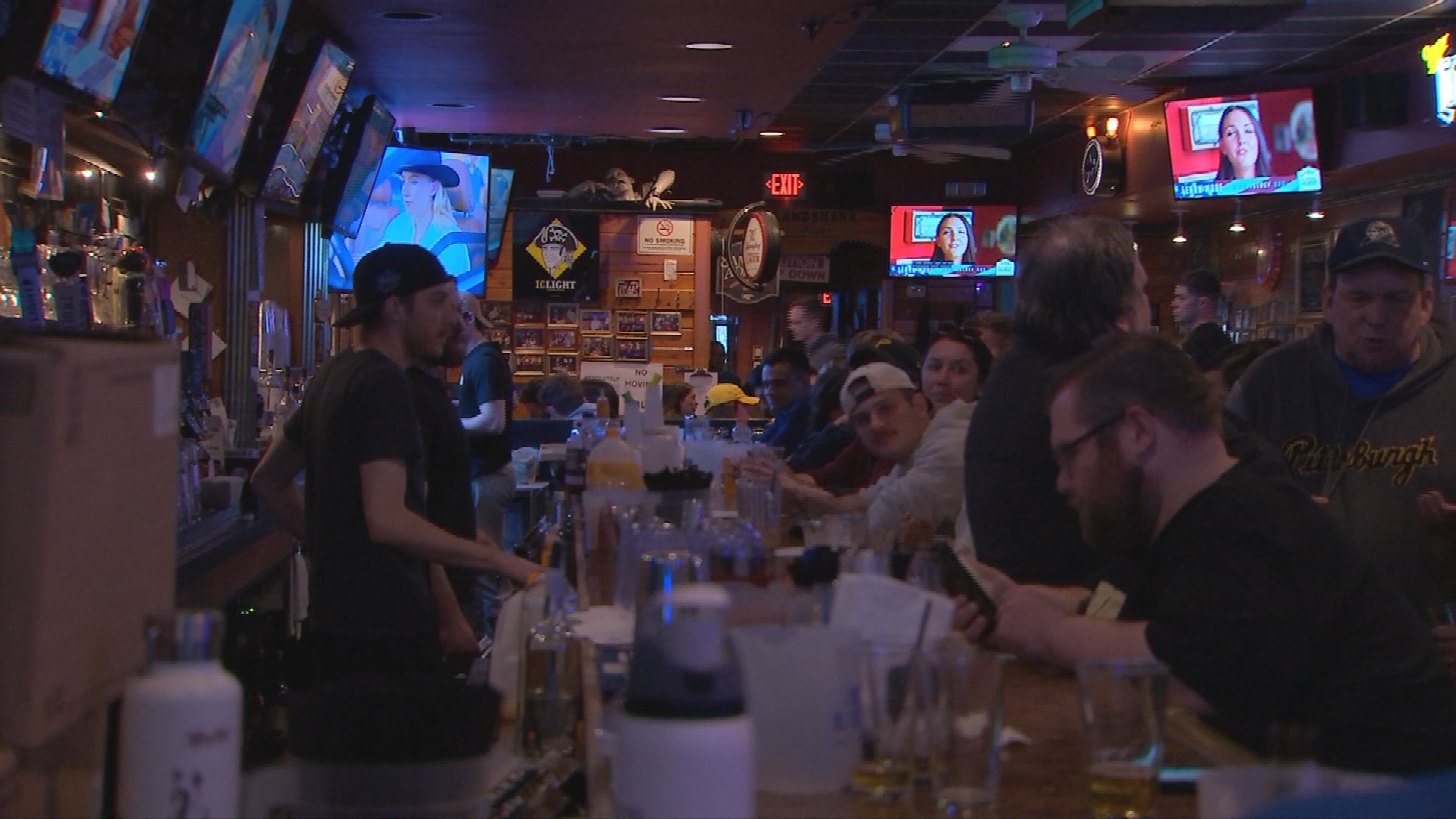 Hemingway’s Cafe in Oakland opens for last day, ending 43-year legacy
