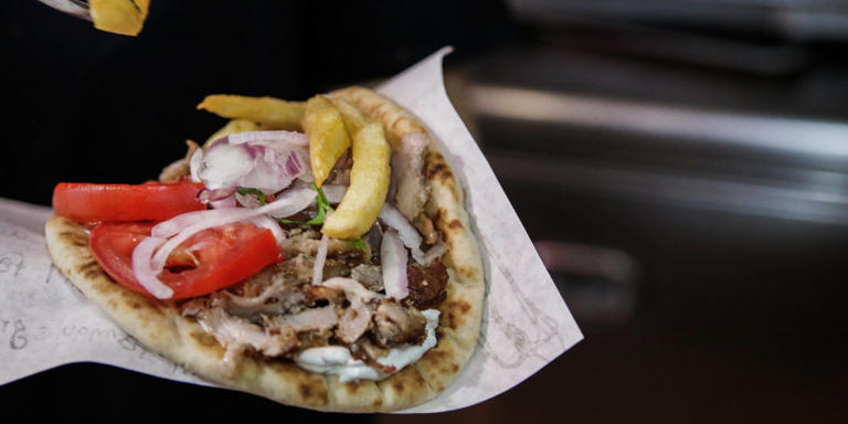 Το σουβλάκι ξεπερνά και τα 5 ευρώ! Δείτε τις τιμές ανά περιοχές