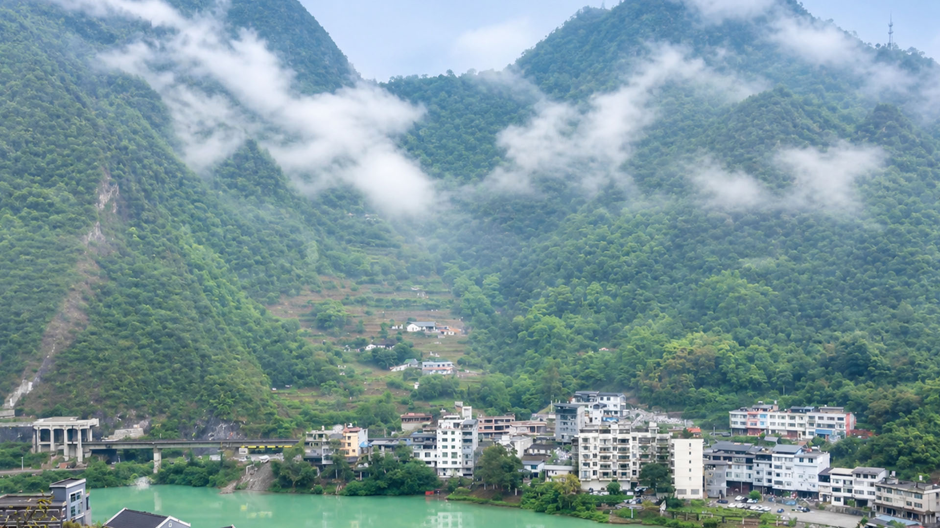 हे संपूर्ण शहर डोंगरांमध्ये दाबलं गेलंय, जागा जवळजवळ नाही
