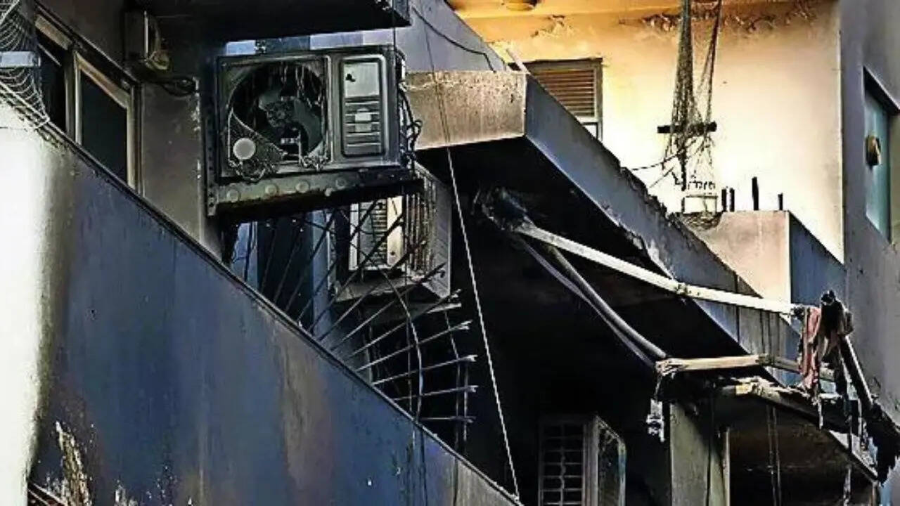 'Bhaiya, bacha lo': Frantic last call as flames spread, family of 5 ...