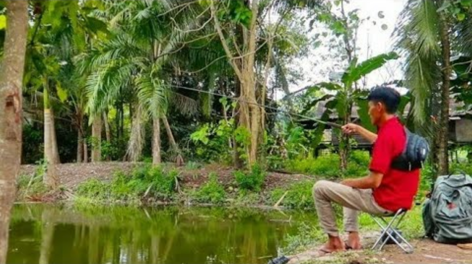 Ikan hasil mancing langsung dibakar di tempat