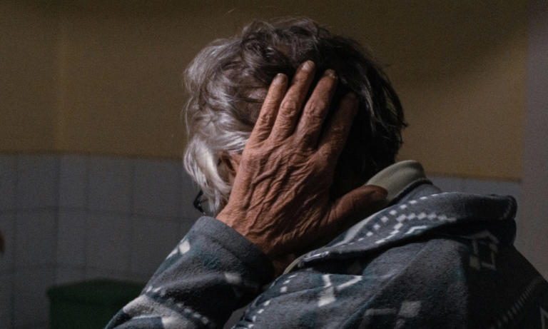 Εφιάλτης στη Χίο: Καρέ-καρέ η βάναυση κακοποίηση 84χρονης από τη ...