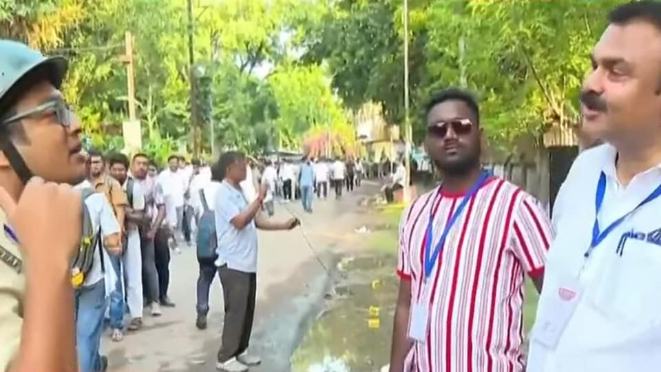 TMC MLA asked to stand in line: বিধায়ক তো কী, লাইনে দাঁড় করালেন ...