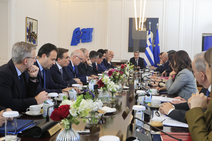 Κυβέρνηση σκανδάλων και παραιτήσεων – πέντε κάθε χρόνο
