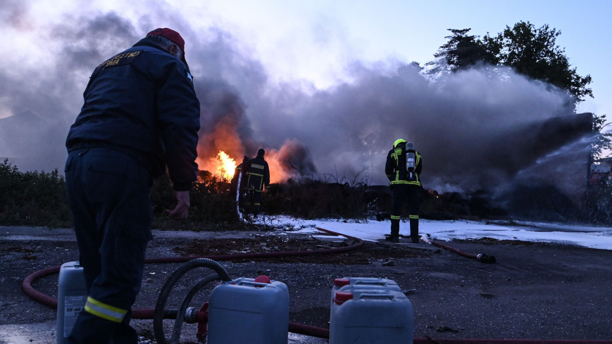 Πάτρα: Εμπρησμό «βλέπει» η Πυροσβεστική πίσω από τη φωτιά στο παλιό ...