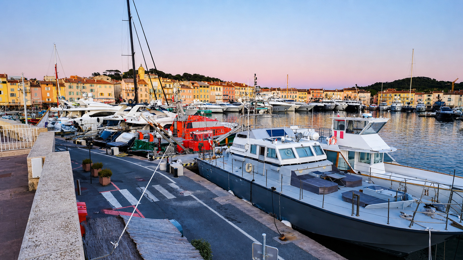 Nikmati pesona malam yang elegan di pelabuhan Saint Tropez (4K)