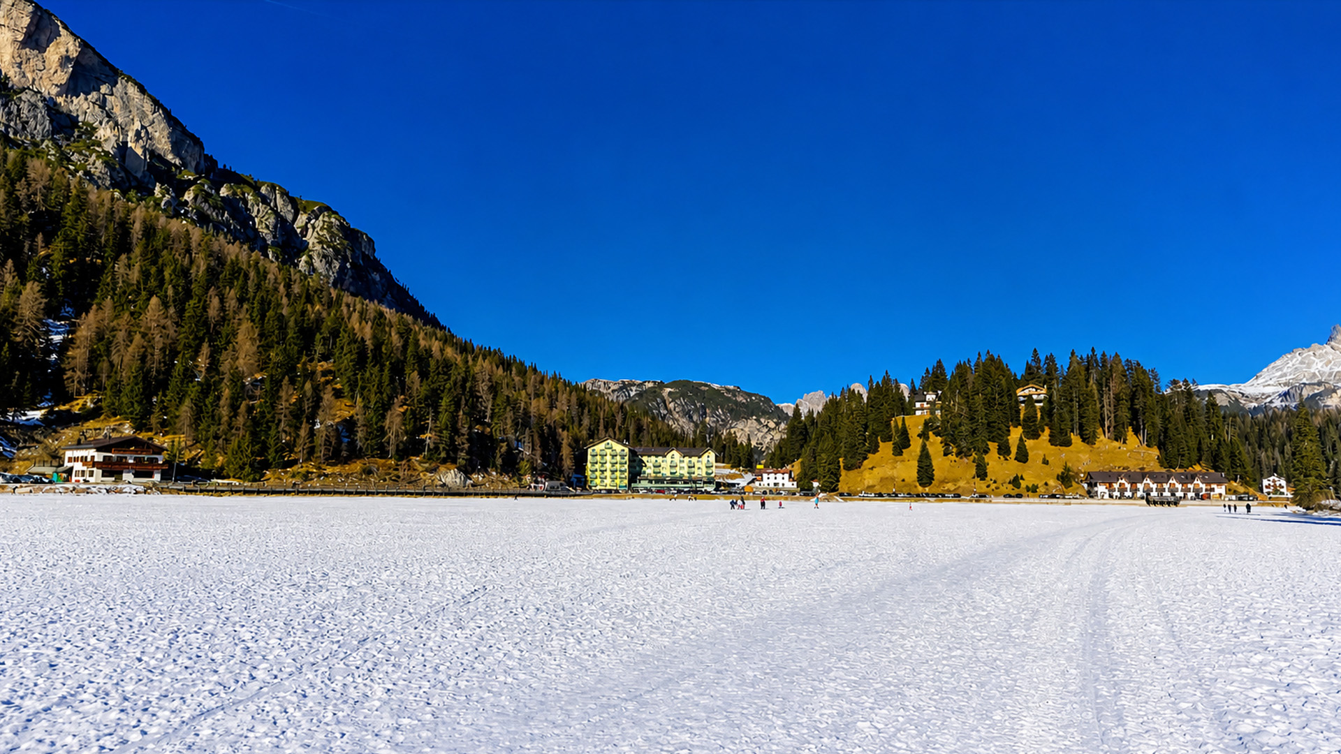 Enjoy a peaceful winter walk at Lago di Misurina (4K)