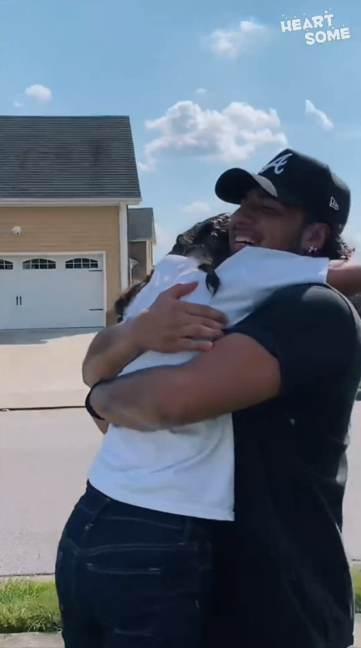 Brother returns from college to surprise little sister – heartwarming ...