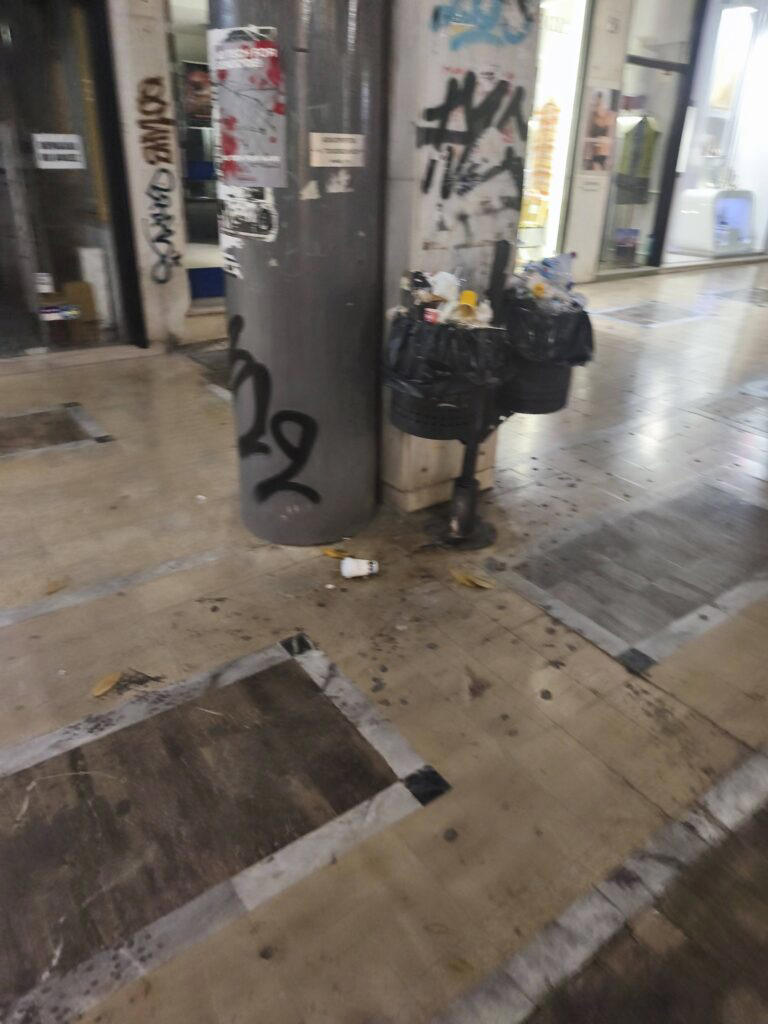 Πάτρα: Απερίγραπτη η εικόνα στο κέντρο – Σπασίματα και βρωμιές φωτο