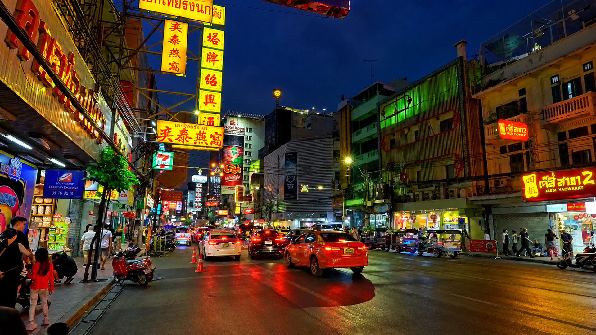 Discover Bangkok Chinatown on vibrant Yaowarat Road (4K)
