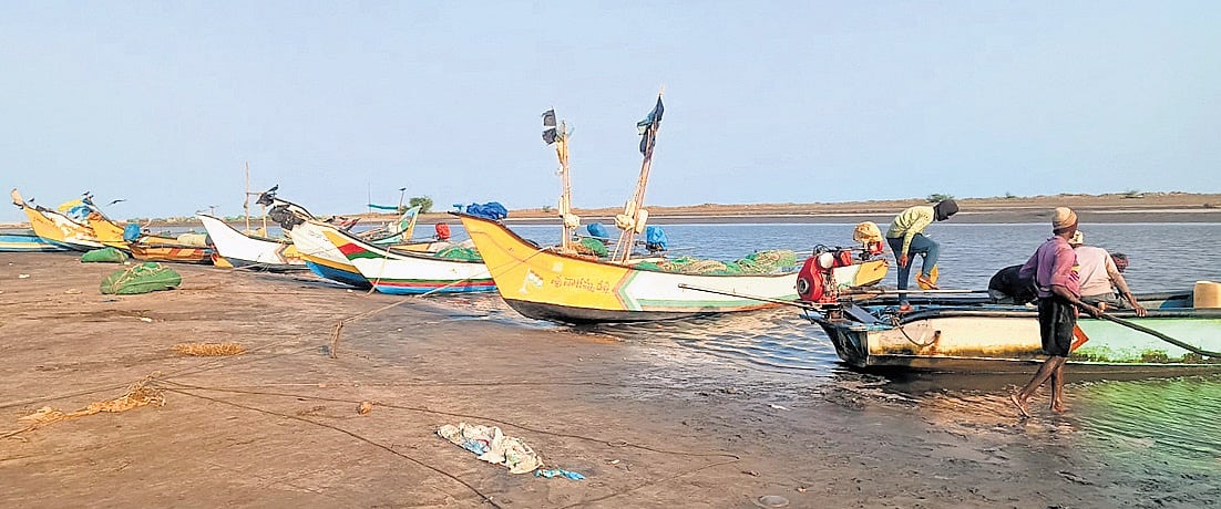 Andhra fishermen await financial assistance amid ongoing ban