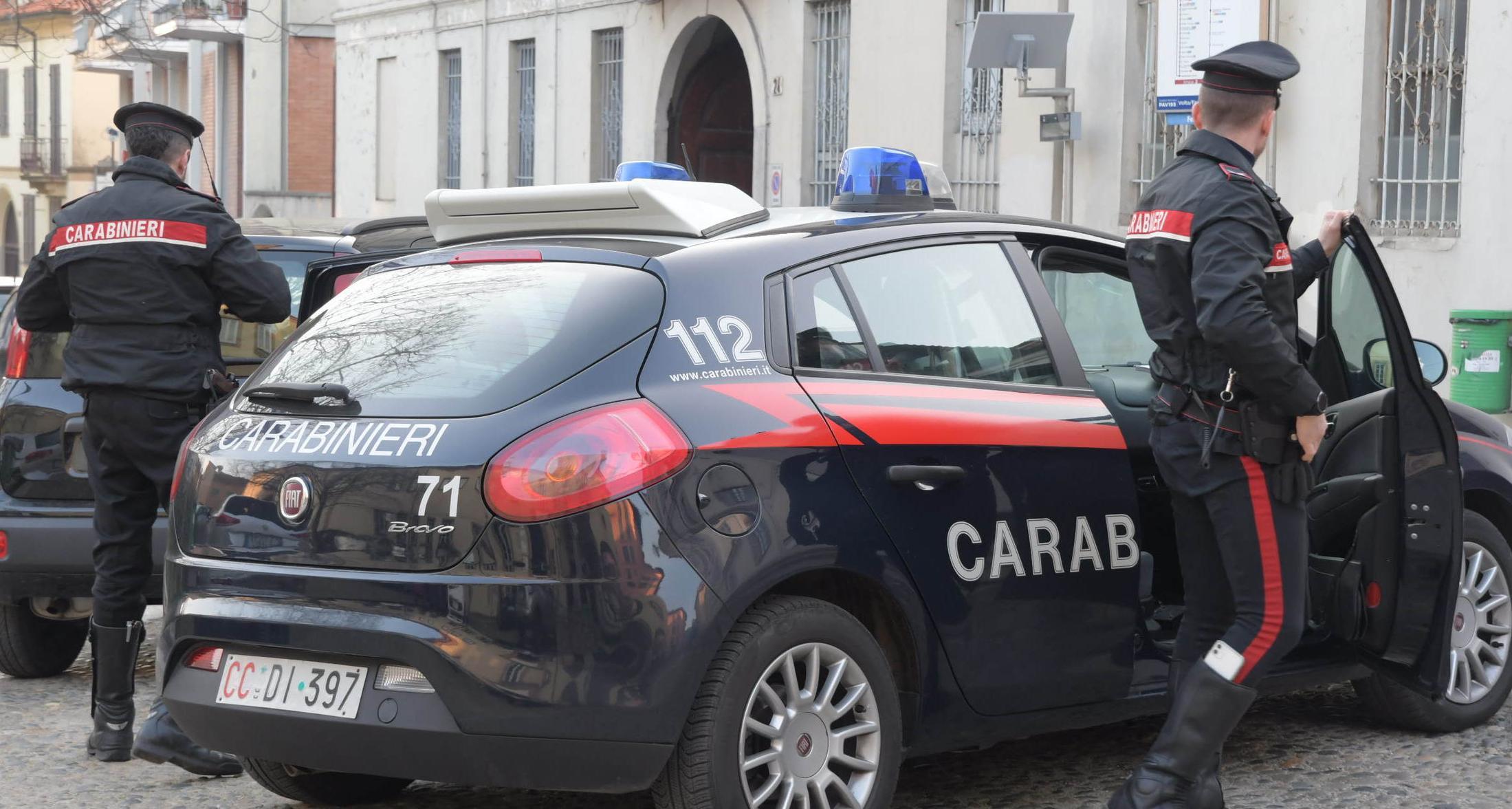 Donna armata di coltello in hotel dà in escandescenze, poi il malore