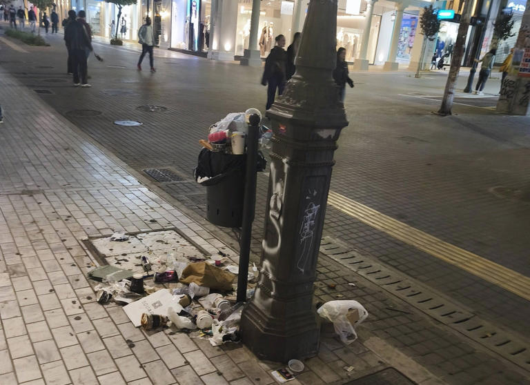 Πάτρα: Απερίγραπτη η εικόνα στο κέντρο – Σπασίματα και βρωμιές φωτο