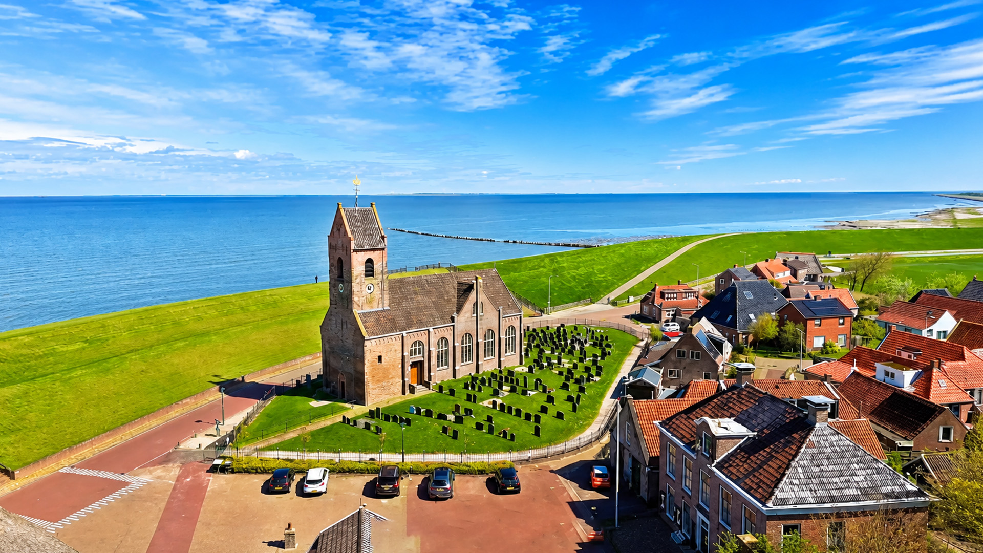 Een rustig kustdorp in Nederland met een historische kerk