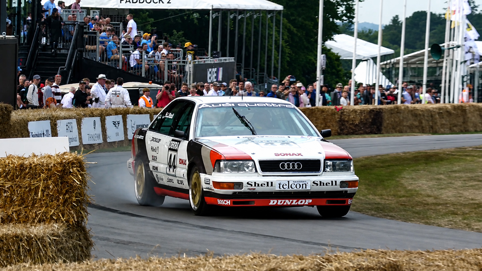 Une Audi Quattro de collection frôle l’accident dans un virage rapide